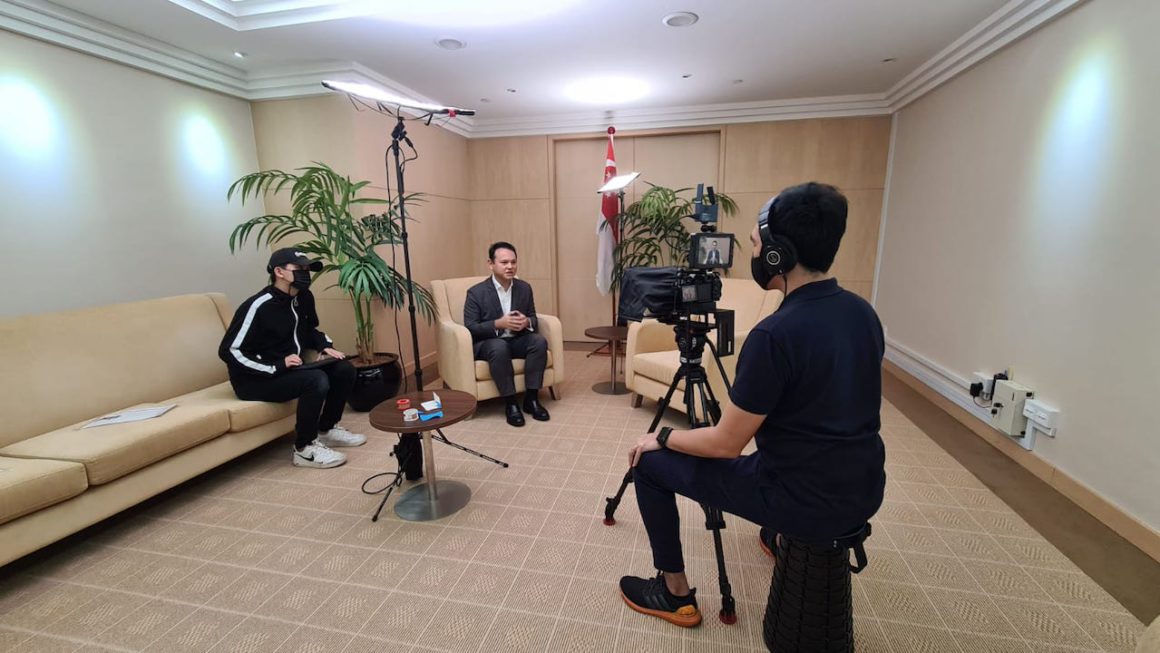 Interview Video Filming Crew in Singapore - Vivid Media